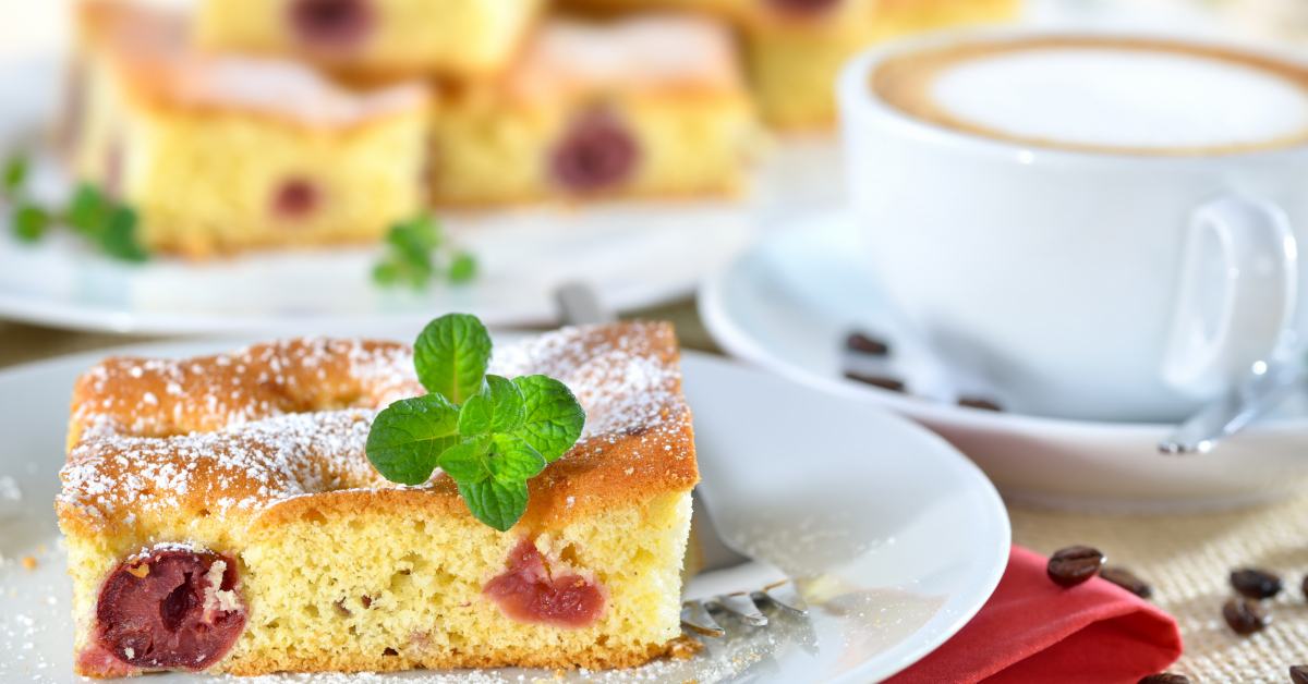 Frisch gebackener Kirschkuchen ( Blechkuchen mit versunkenen Sau ...
